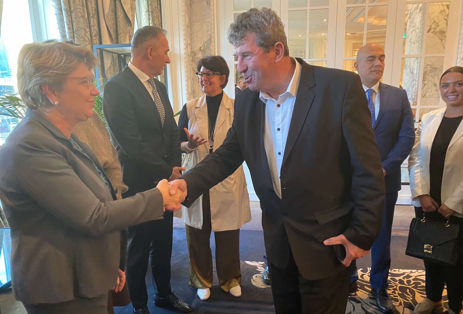 Veprimtari dhe Afaristi i njohur shqiptar në Zvicër Kadri Mustafa takon ...